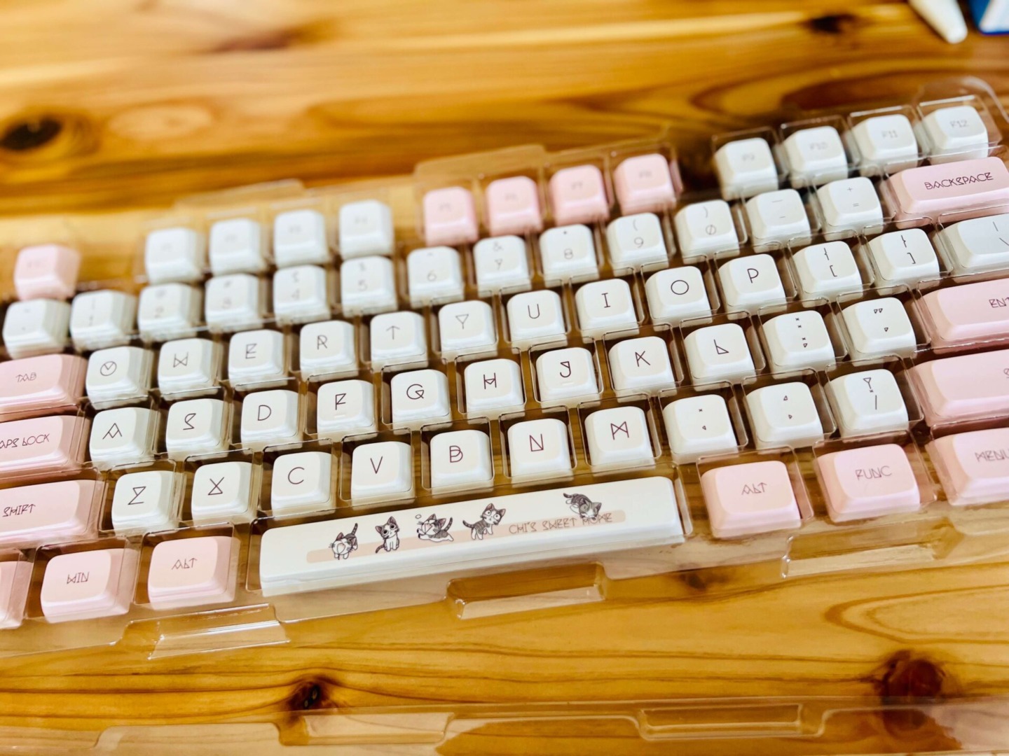 Mini Cat64をレビュー。圧倒的可愛さとお洒落なライティング。デスク映え間違いなし！！ | Neet Blog