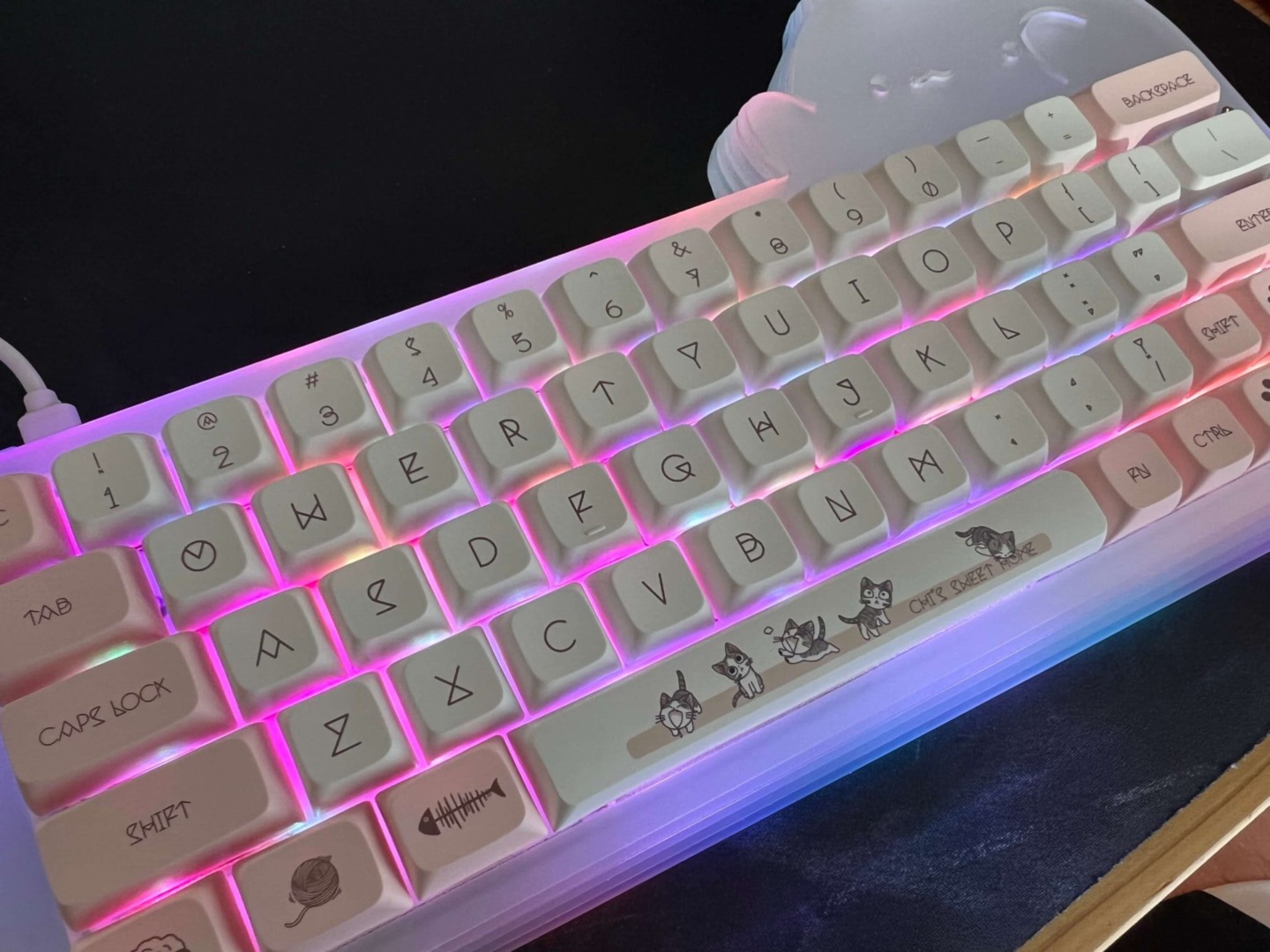 Mini Cat64をレビュー。圧倒的可愛さとお洒落なライティング。デスク映え間違いなし！！ | Neet Blog