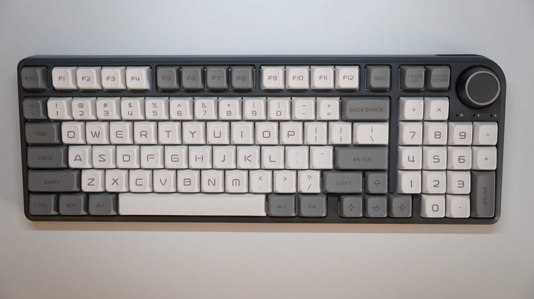 【レビュー】Epomaker TH96はテンキー付きだけどコンパクトなカスタムキーボード！ | Neet Blog