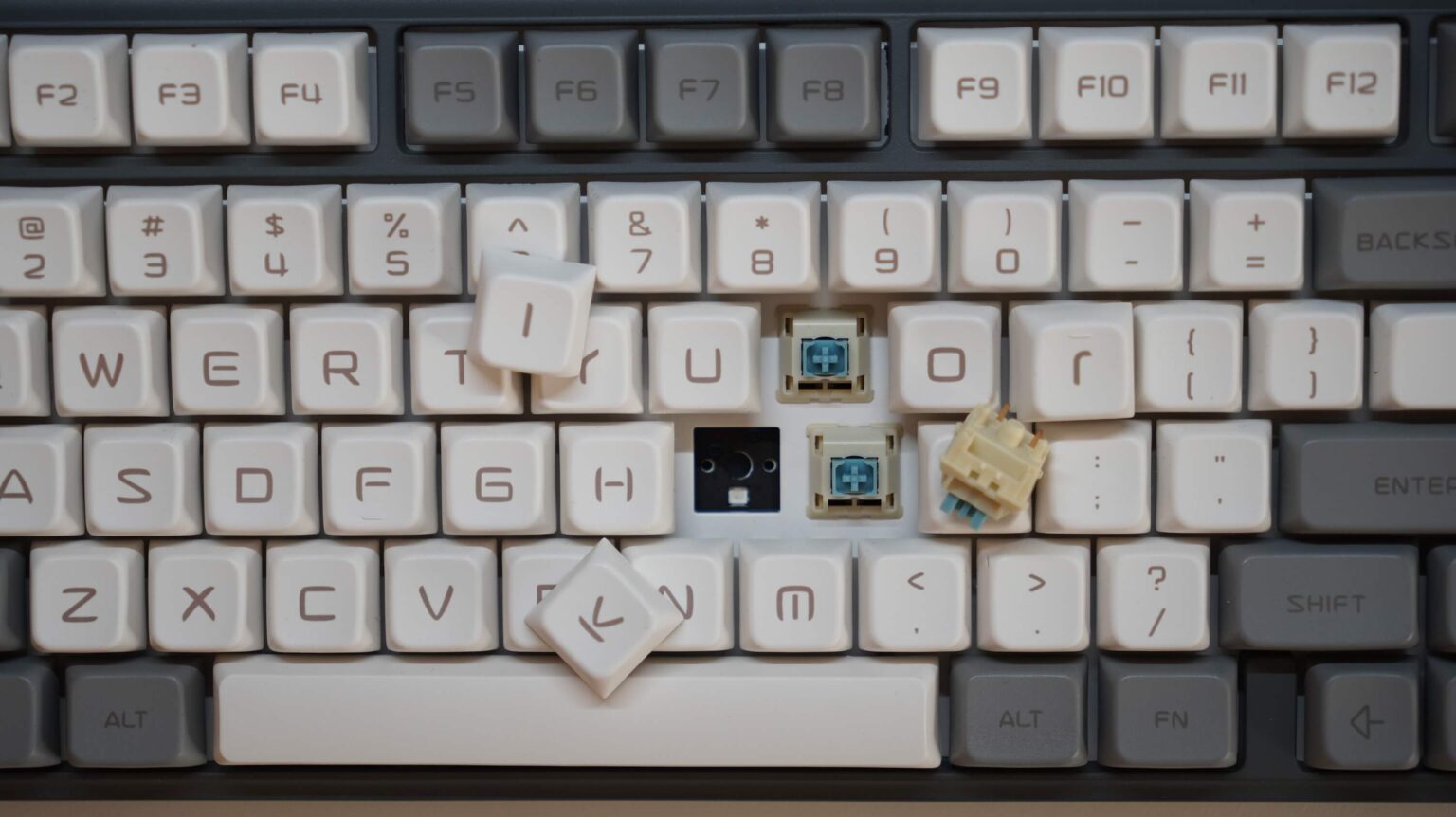 【レビュー】Epomaker TH96はテンキー付きだけどコンパクトなカスタムキーボード！ | Neet Blog